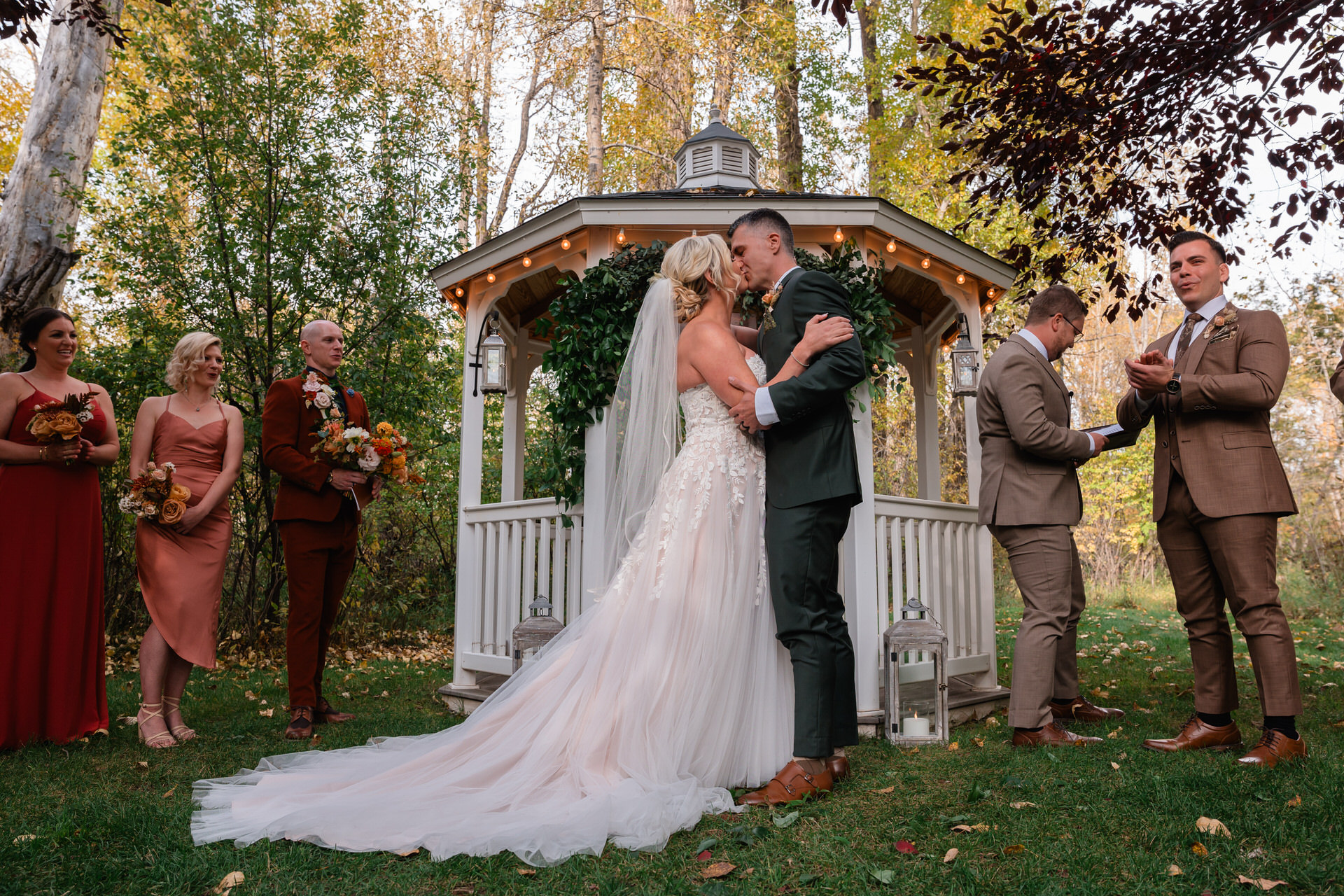 10 Tips for Capturing First Kiss Wedding Pictures